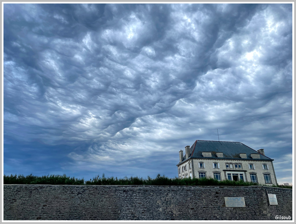 Le Chateau Au Fond Du Galetas le-chateau-au-fond-du-galetas